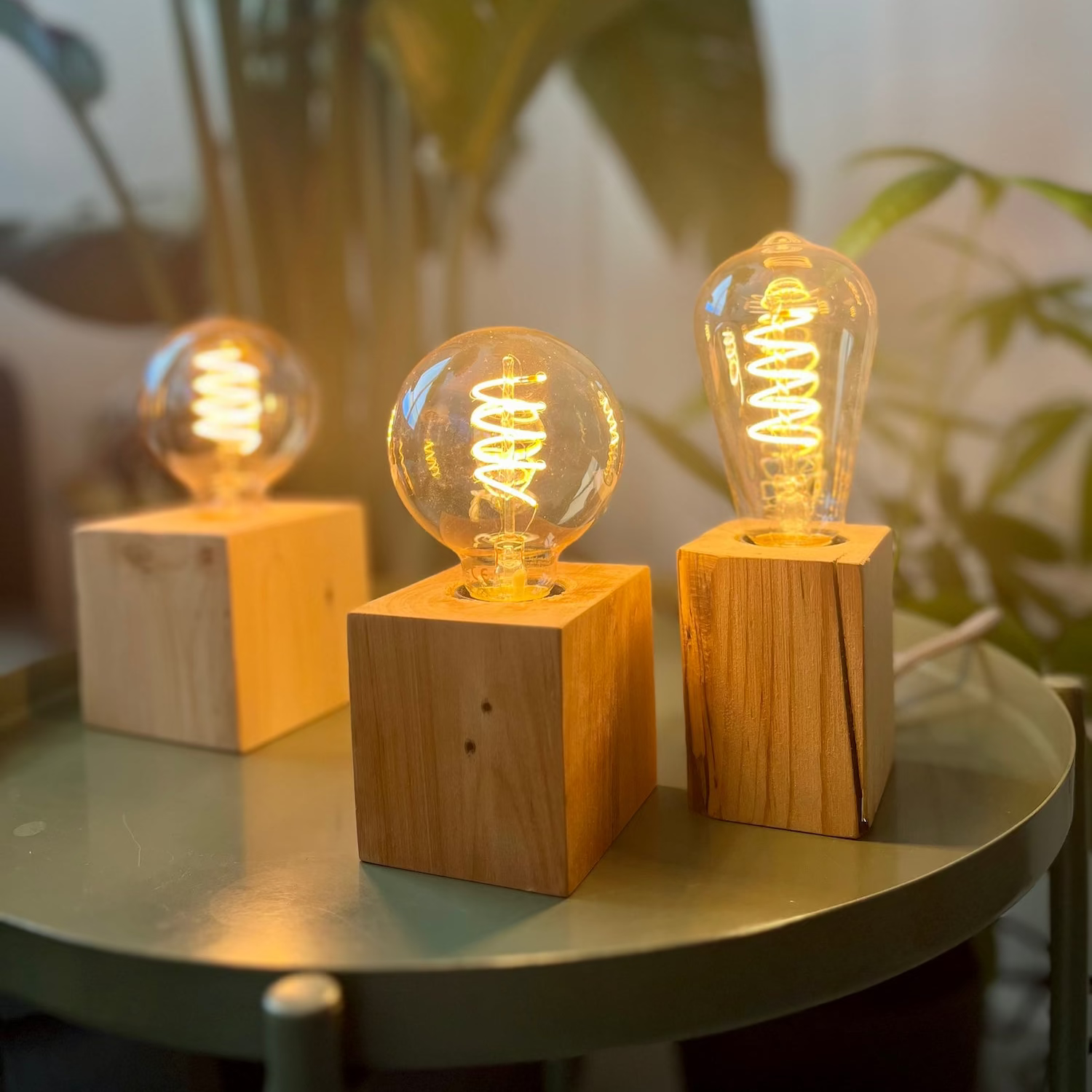 lampada da tavolo in legno artigianale a LED | Parallelo – parallelolab